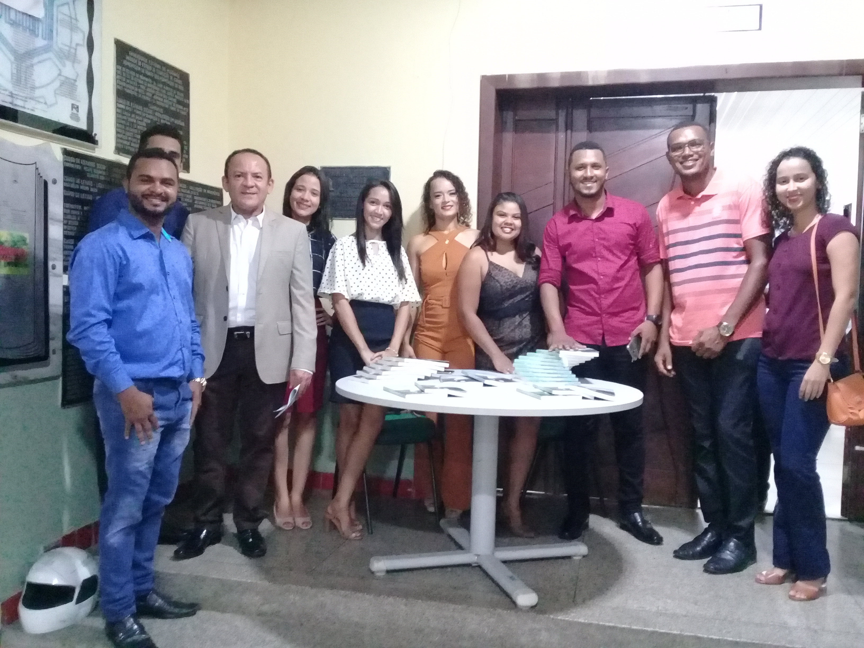 UEMA | Professores e alunos de Química lançam livro no Campus Caxias UEMA | Professores e alunos de Química lançam livro no Campus Caxias